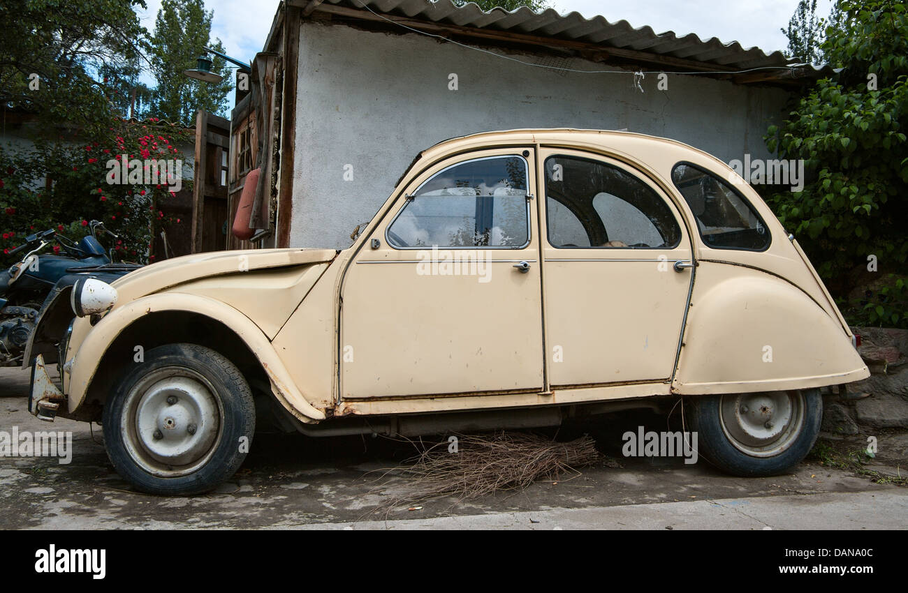 Car profile hi-res stock photography and images - Alamy