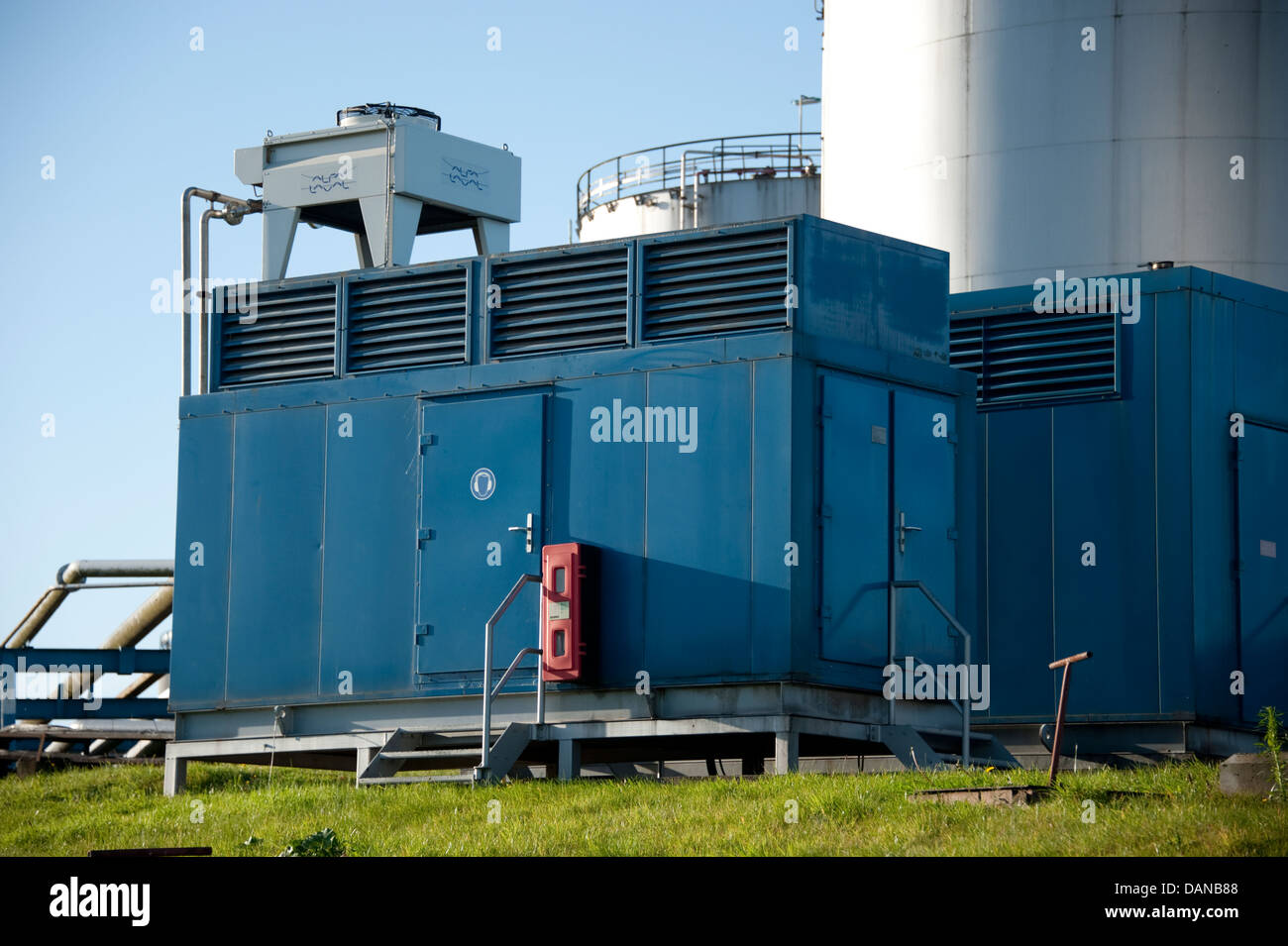 Petrochemical storage tanks hi-res stock photography and images - Alamy