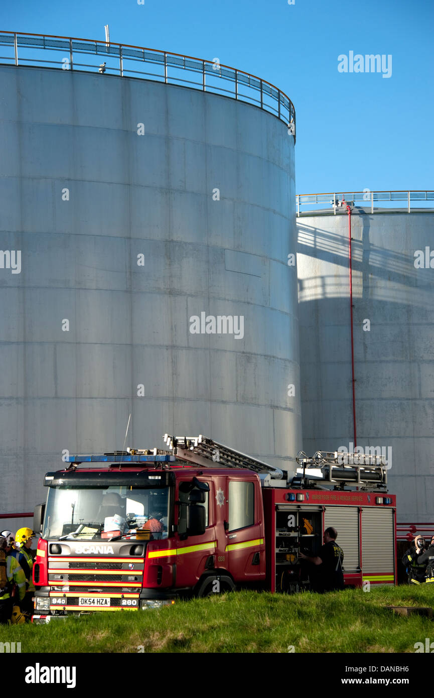 Fire Engines at Oil Refinery Storage Tanks Petrol Stock Photo - Alamy
