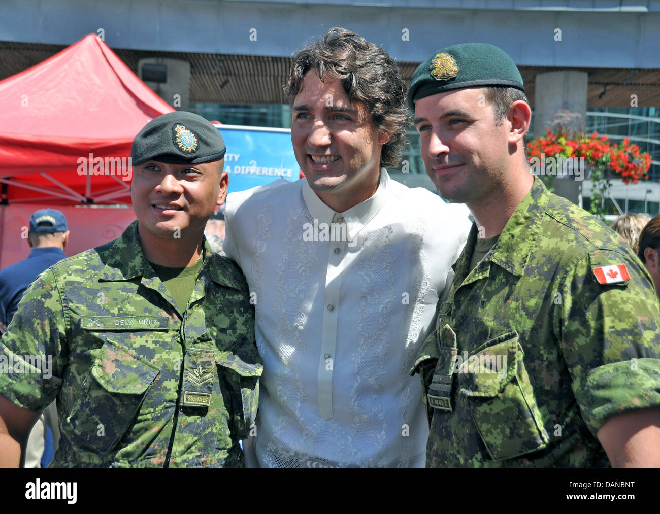 Justin Trudeau and two military men at a Toronto event Stock Photo - Alamy