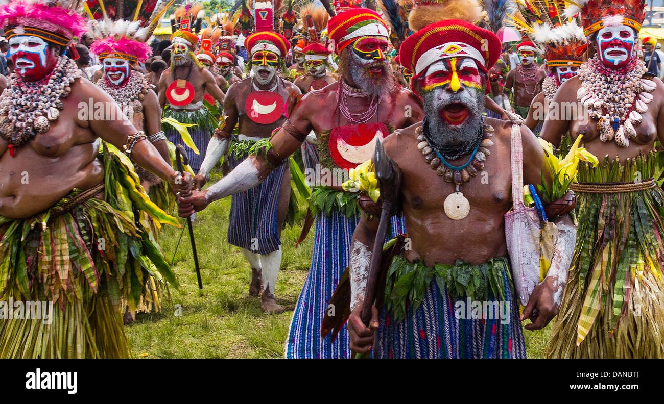Tribal group dancing at the Goroka festival in Papua New Guinea Stock ...