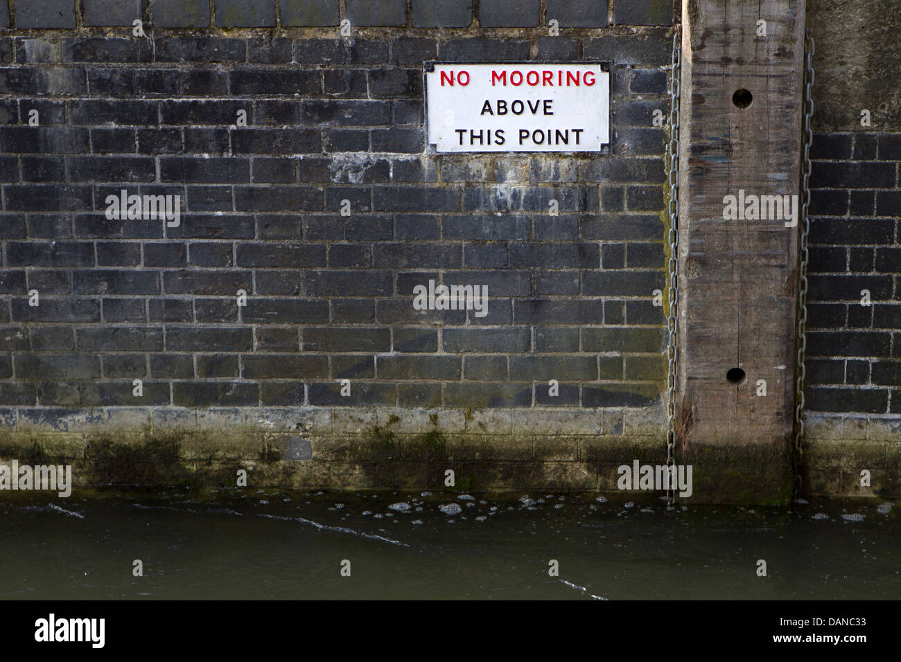 No mooring sign in Temple Lock Stock Photo - Alamy