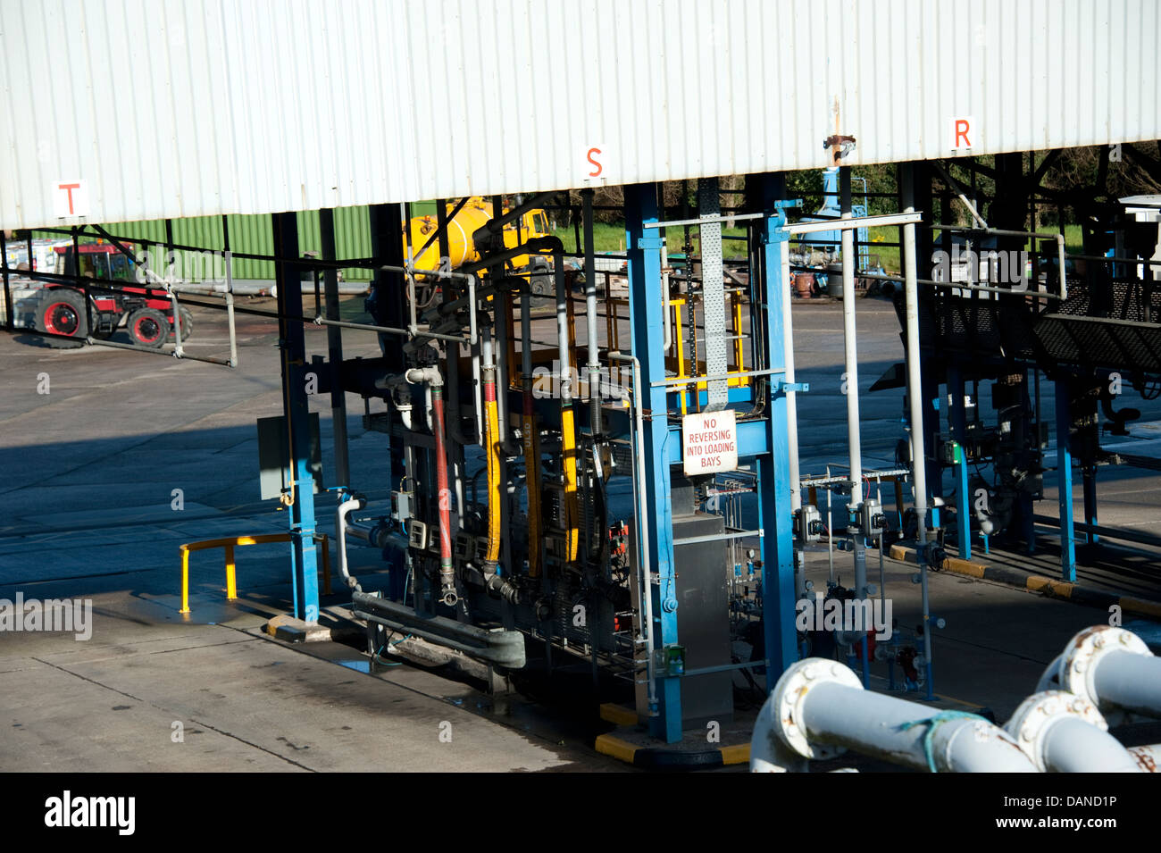 Oil Refinery road tanker loading filling area Stock Photo - Alamy