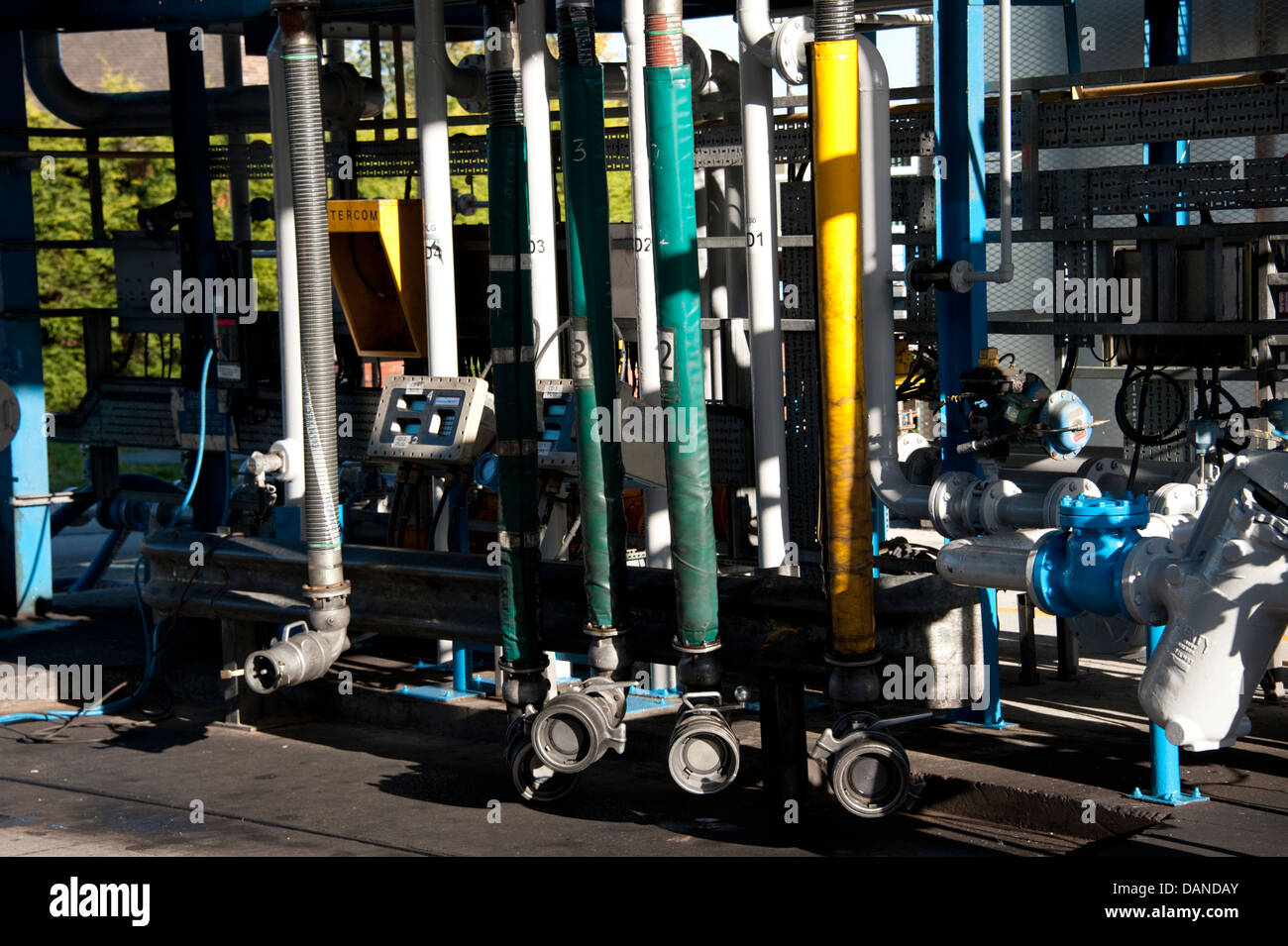 Oil Refinery road tanker loading filling area Stock Photo - Alamy
