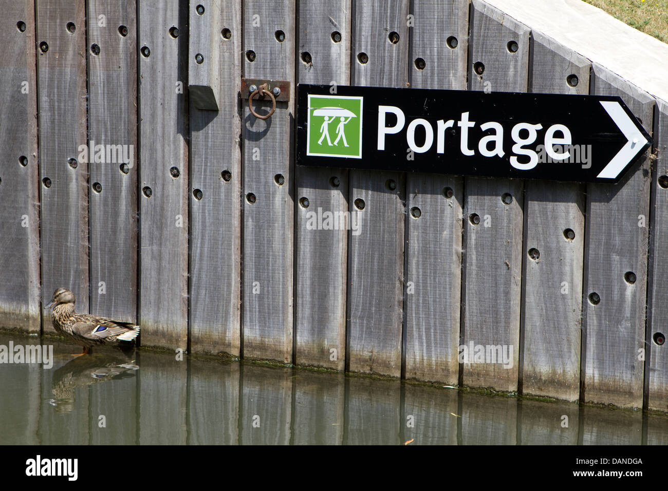 Portage sign at Boveney Lock Stock Photo - Alamy