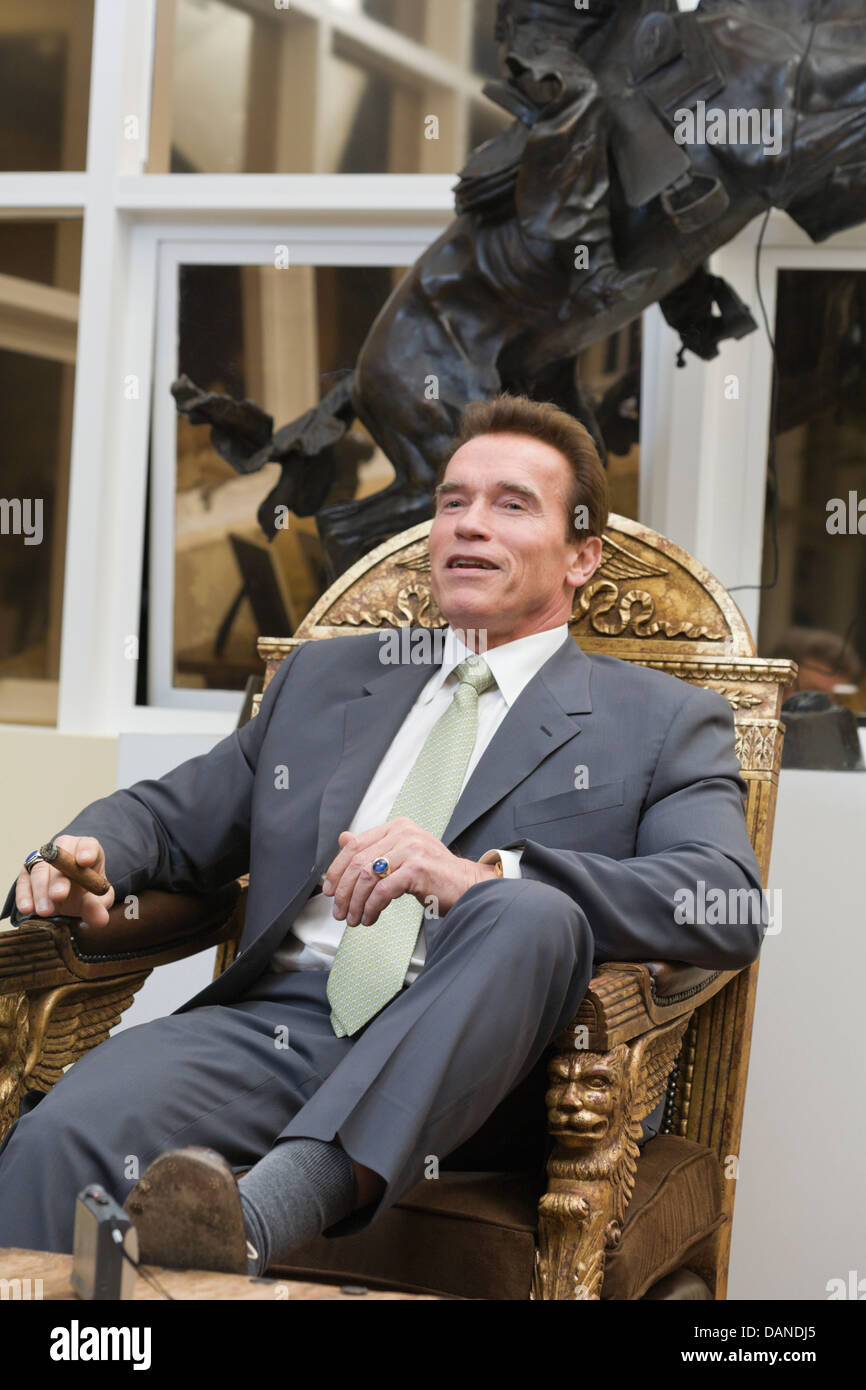 SANTA MONICA CA. - Actor/governor Arnold Schwarzenegger being ...