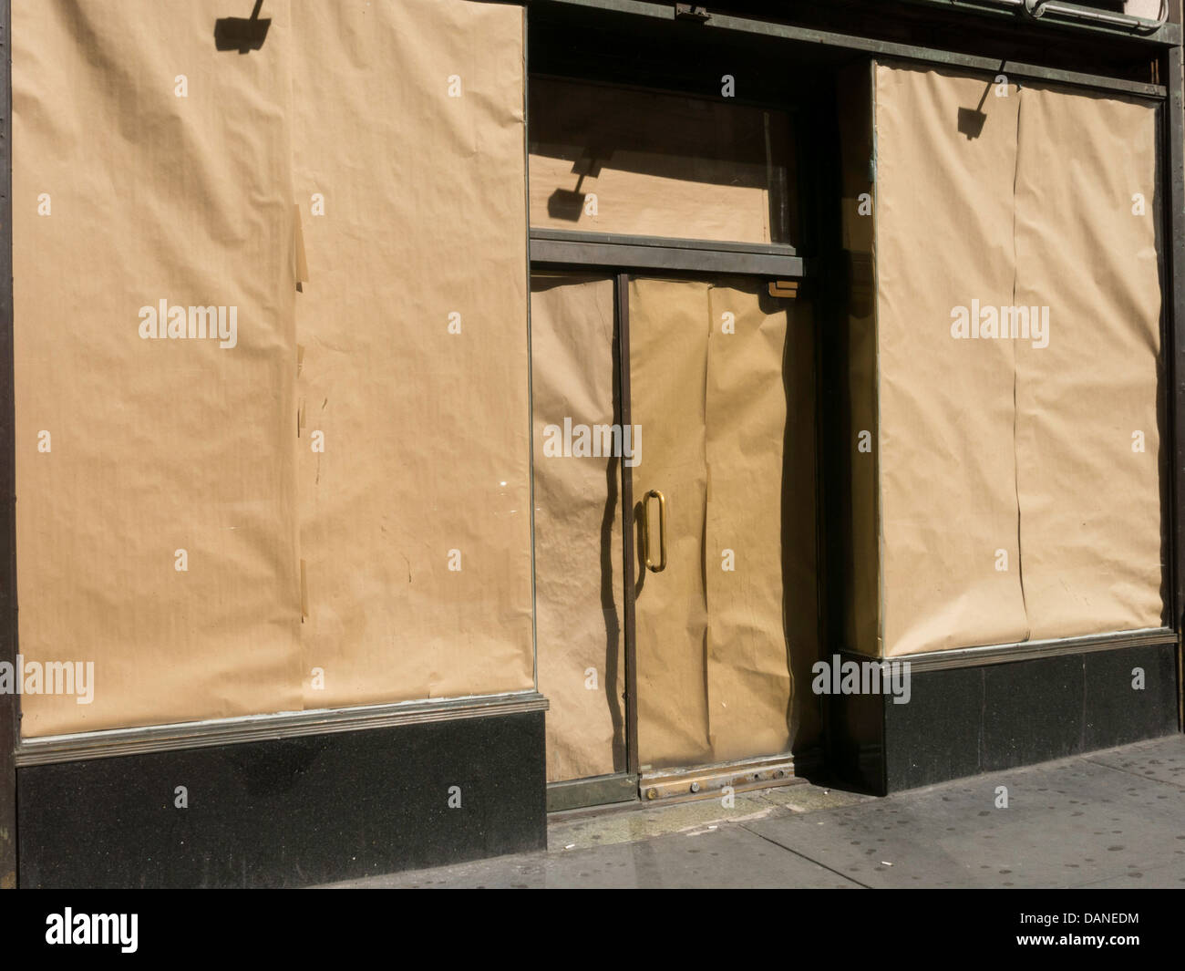 Empty storefront hi-res stock photography and images - Alamy
