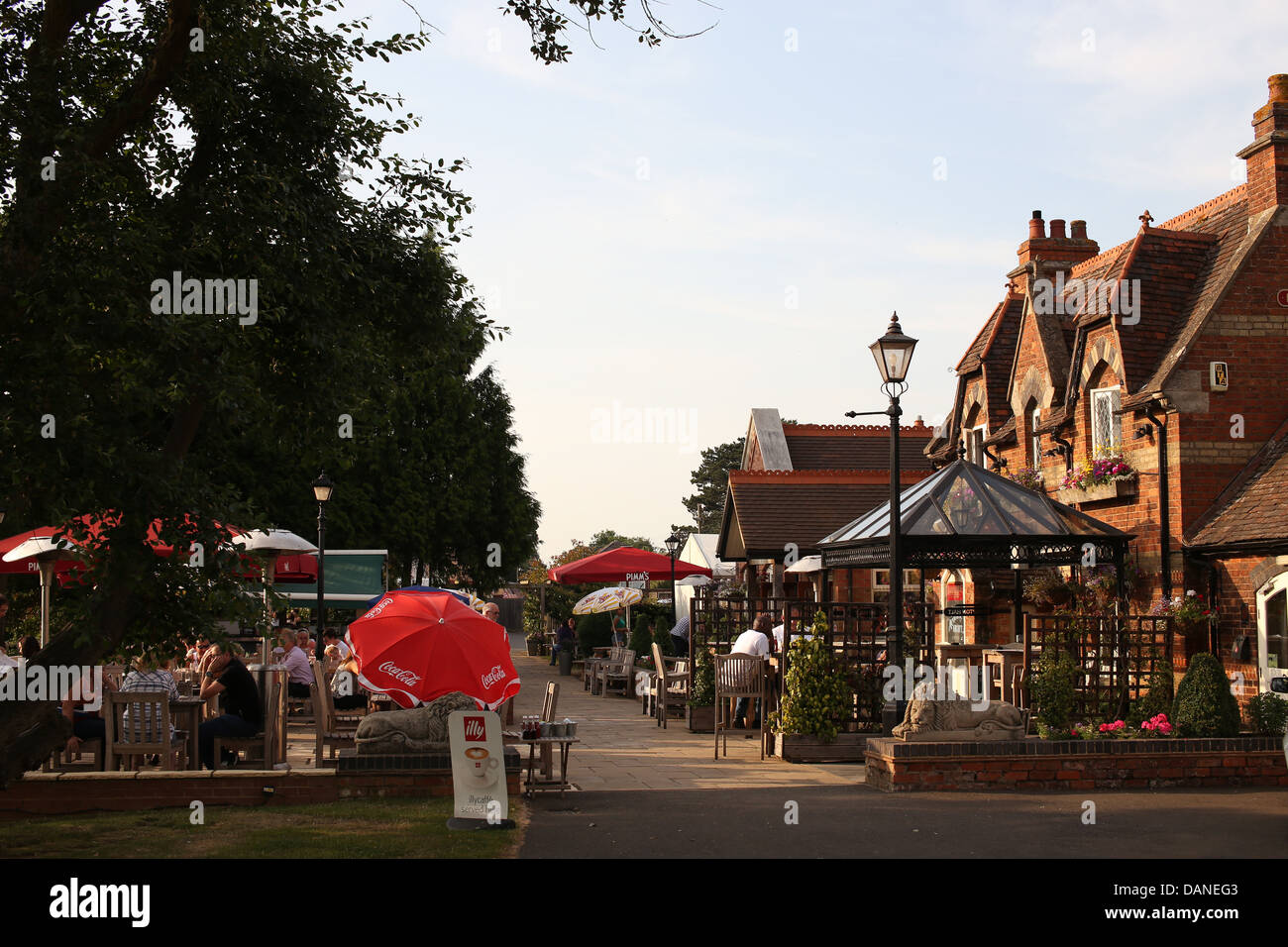 People sit outside a pub in the British evening summer time Stock Photo ...