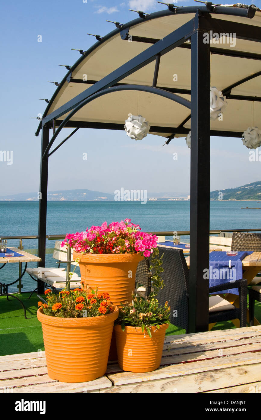 Outdoor restaurant at the beach Stock Photo - Alamy