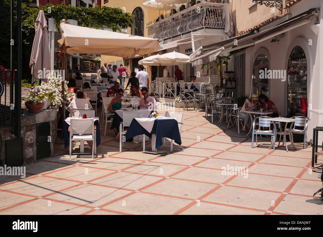 Stopping off for lunch at a cafe in Positano, Italy Stock Photo - Alamy