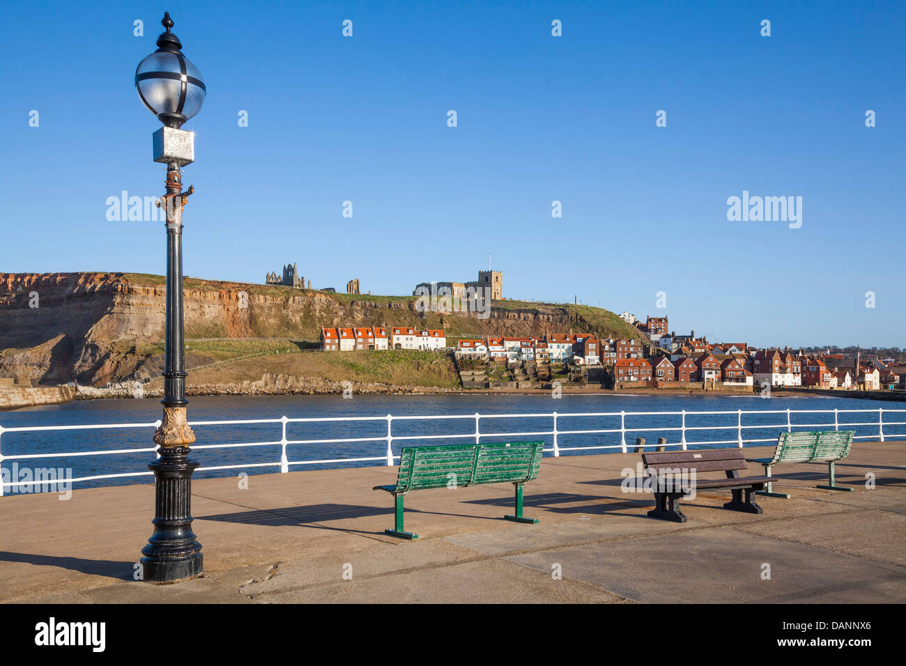 Whitby harbour houses hi-res stock photography and images - Alamy