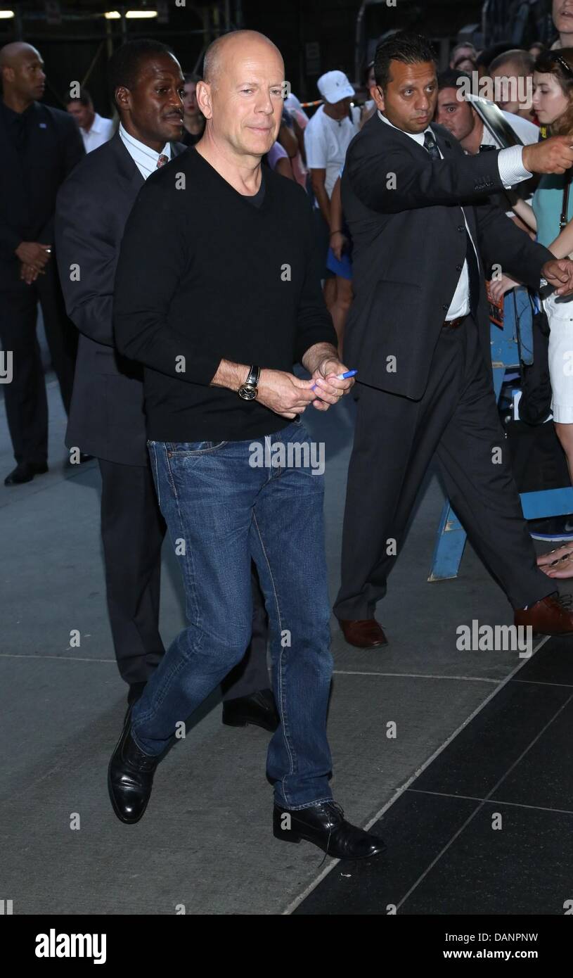 Bruce willis red 2 hi-res stock photography and images - Alamy