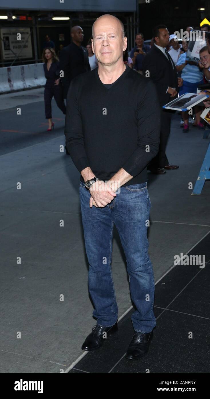 Bruce willis red 2 hi-res stock photography and images - Alamy
