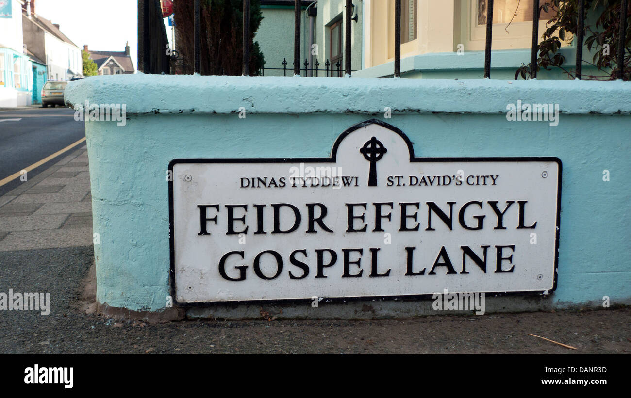 Bilingual welsh english street sign hi-res stock photography and images ...