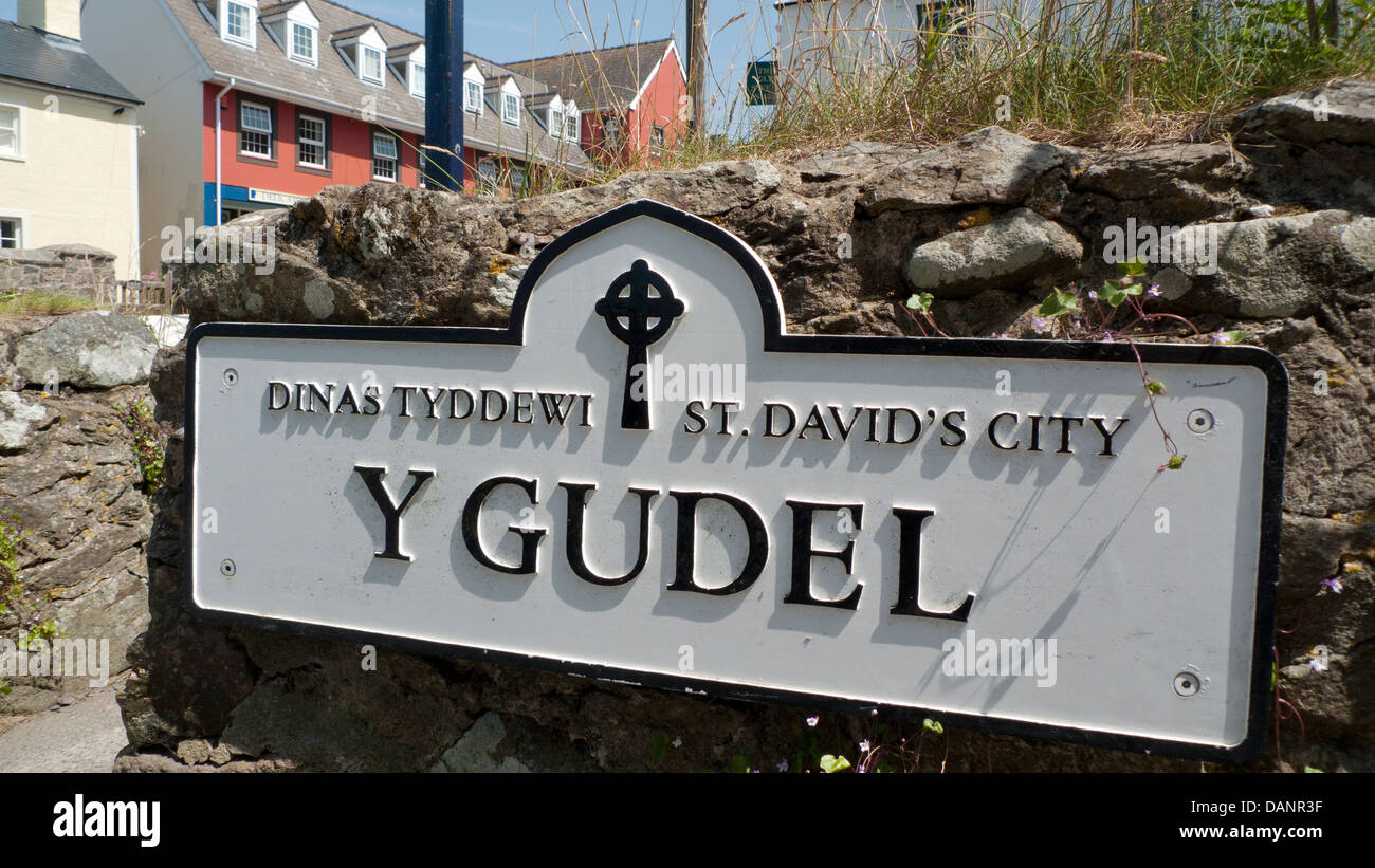 Bilingual welsh english street sign hi-res stock photography and images ...