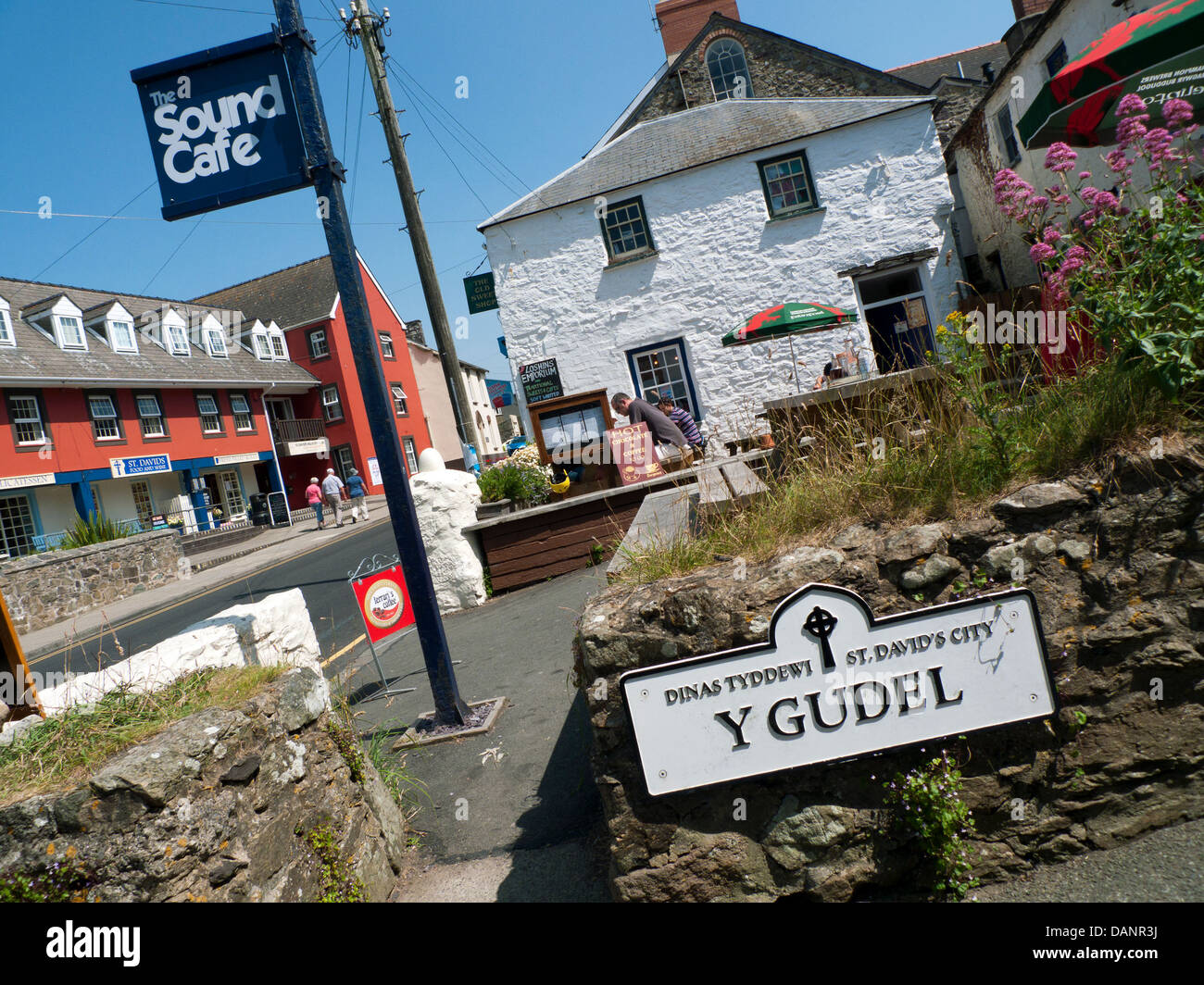 Welsh english street sign hi-res stock photography and images - Alamy