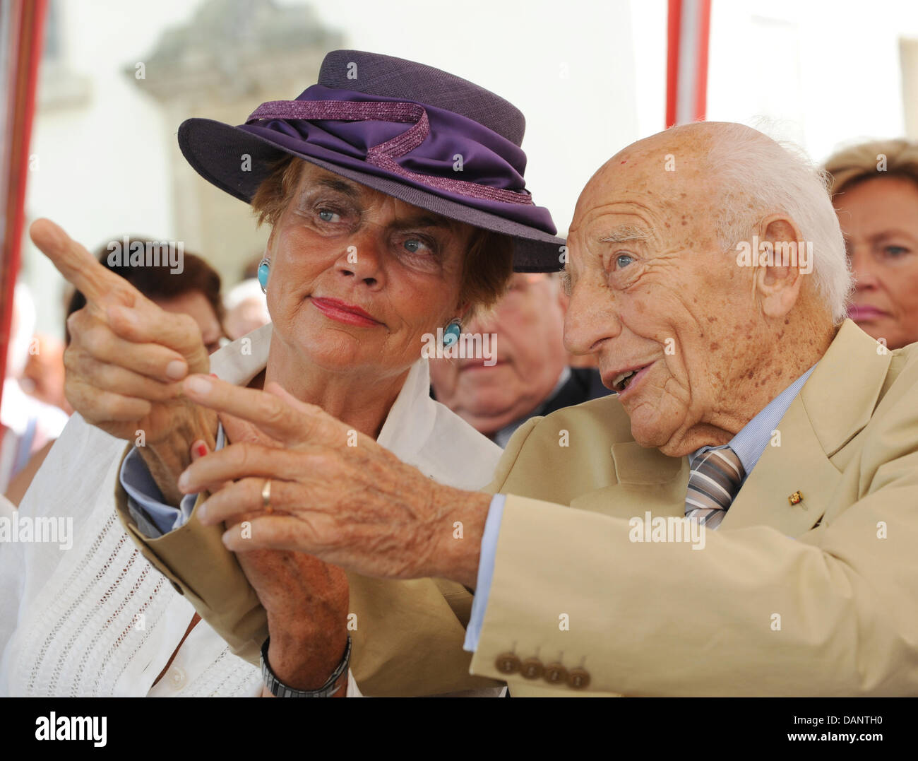 Fformer German President Walter Scheel and his wife Barbara talk to ...