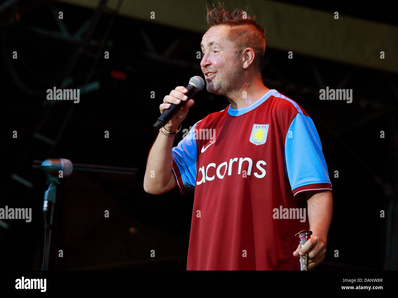 British violin player Nigel Kennedy appears on stage with the Blue Note ...
