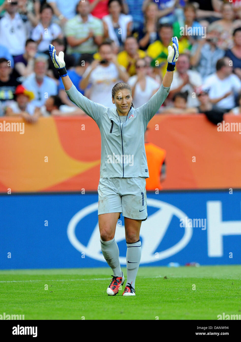 Usa goalkeeper hope solo team hi-res stock photography and images - Alamy