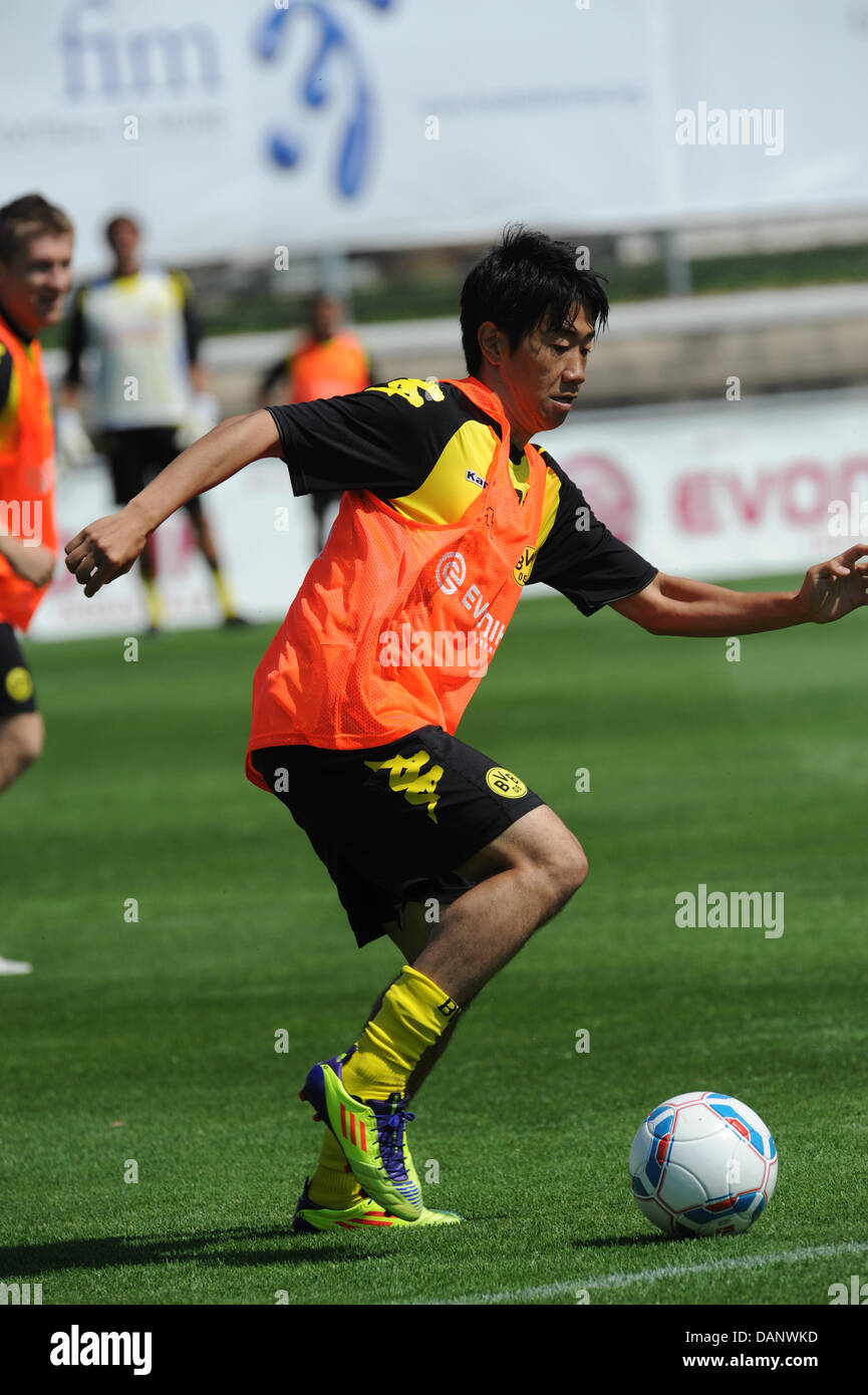 Borussia Dortmund's Shinji Kagawa plays the ball at the team's training ...
