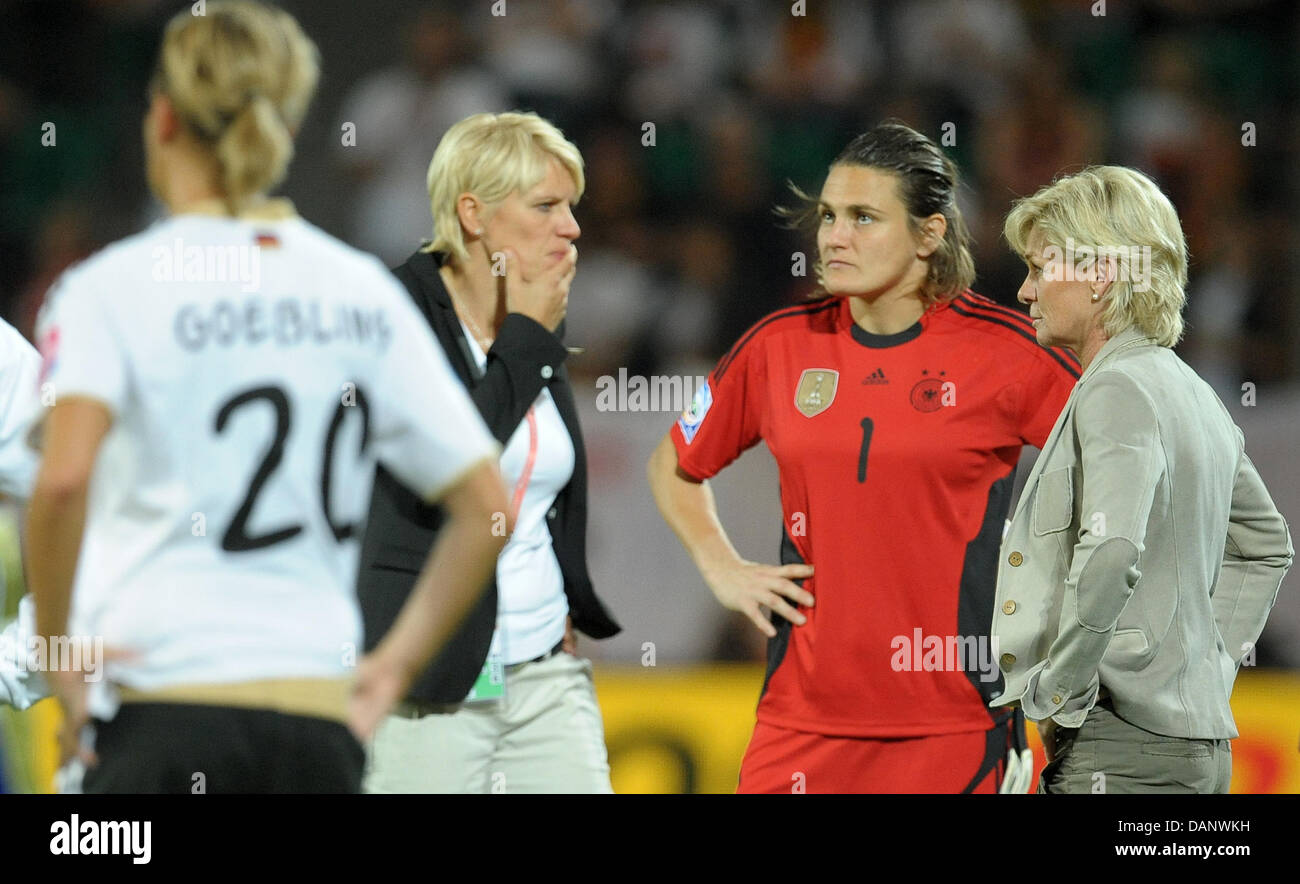 Heaa coach of Germany Silvia Neid (L-R) talks to goal keeper Nadine ...