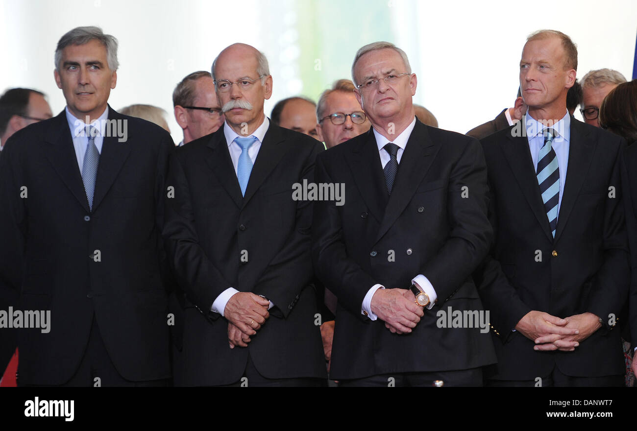 Siemens CEO Peter Loescher (L-R), Daimler CEO Dieter Zetsche, VW CEO ...