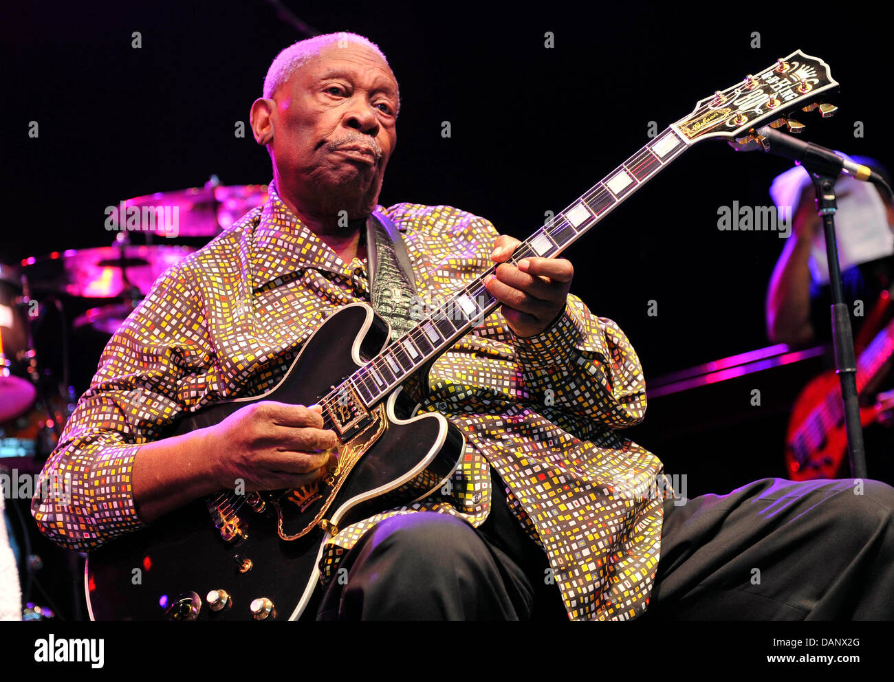 Blues musician B.B. King performs on the stage during a concert in Bonn ...