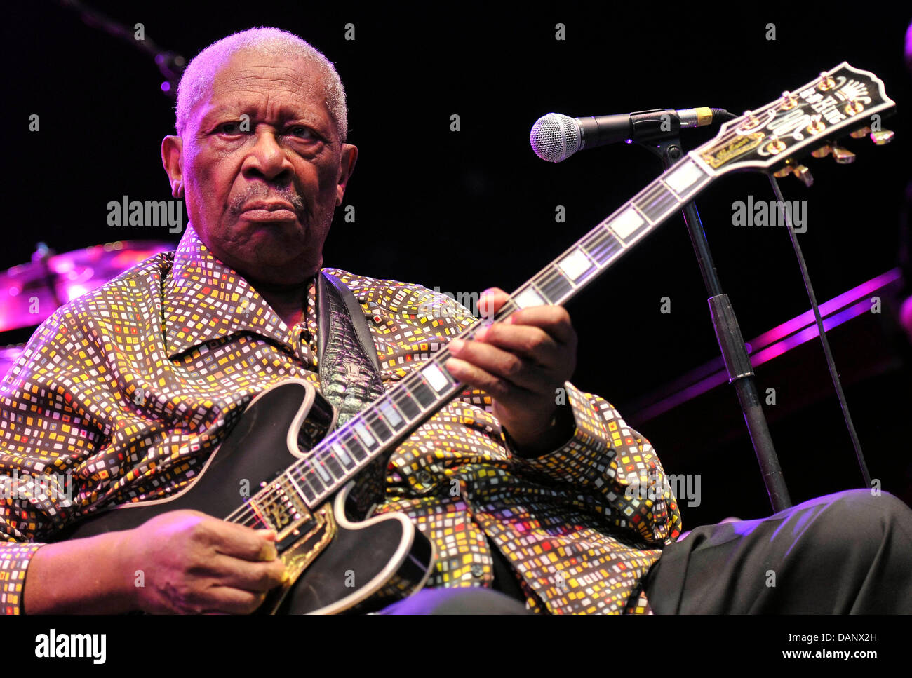 Blues musician B.B. King performs on the stage during a concert in Bonn ...