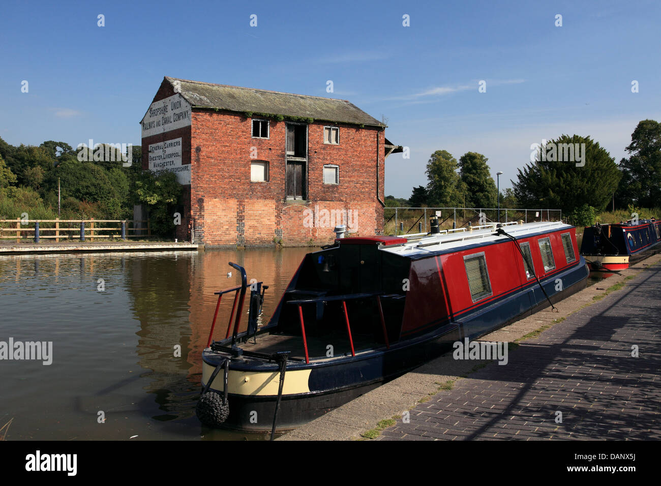 The Llangollen Canal wharf at Ellesmere Stock Photo - Alamy