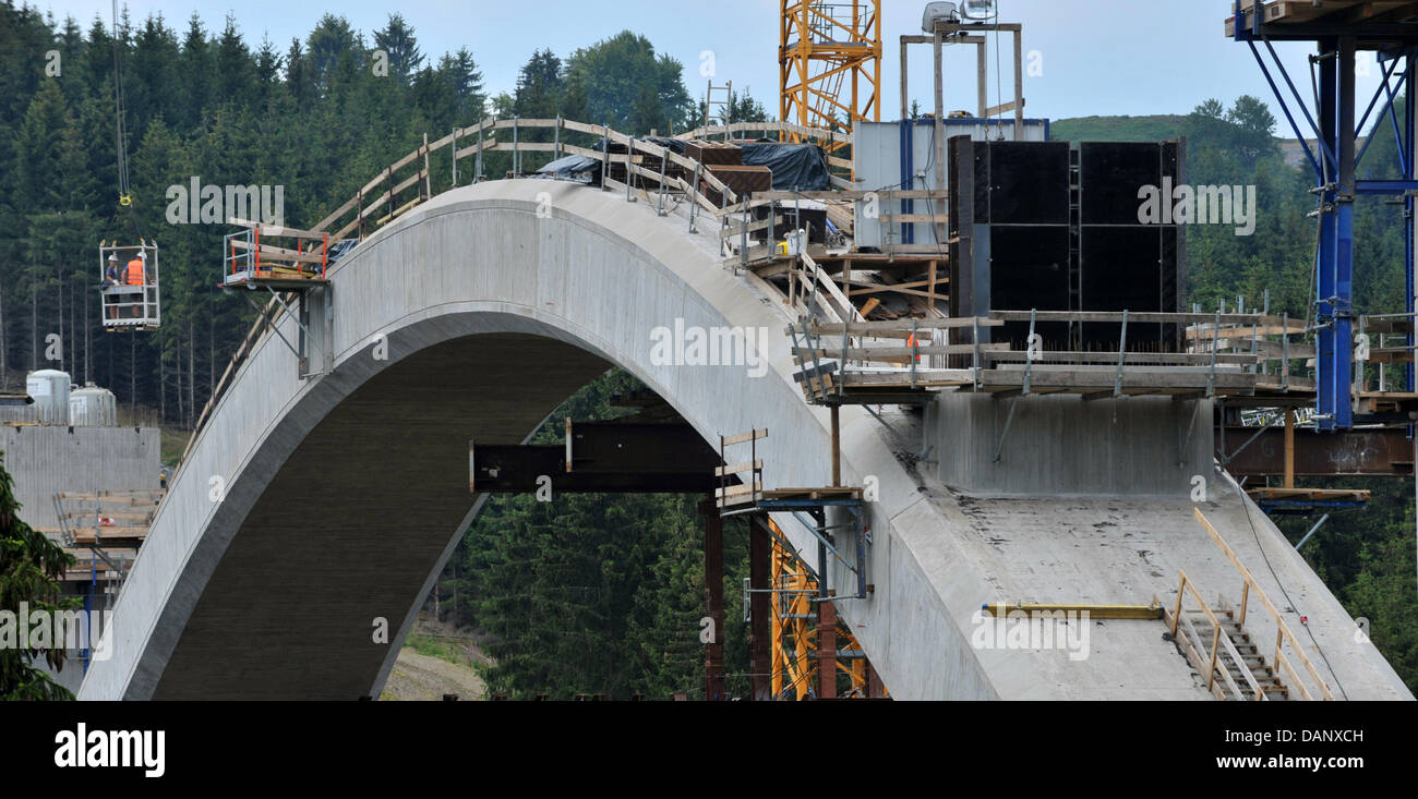 Construction workers work on the Massetal bridge near Masserberg ...