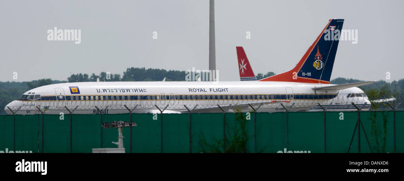 B Logo With Crown Airline
