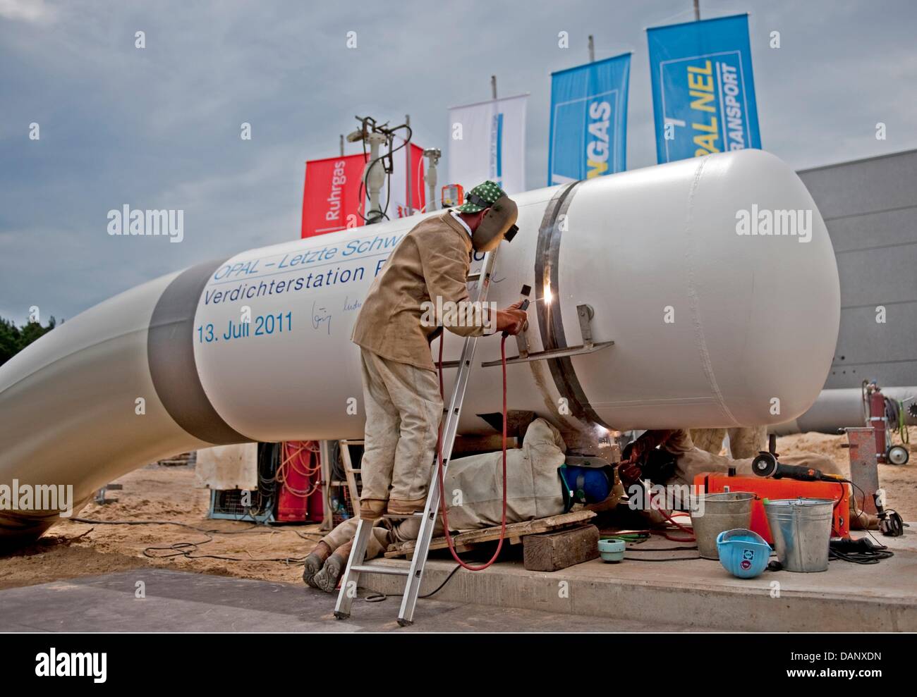 Employees weld the last welded seam on a natural gas pipeline at the ...