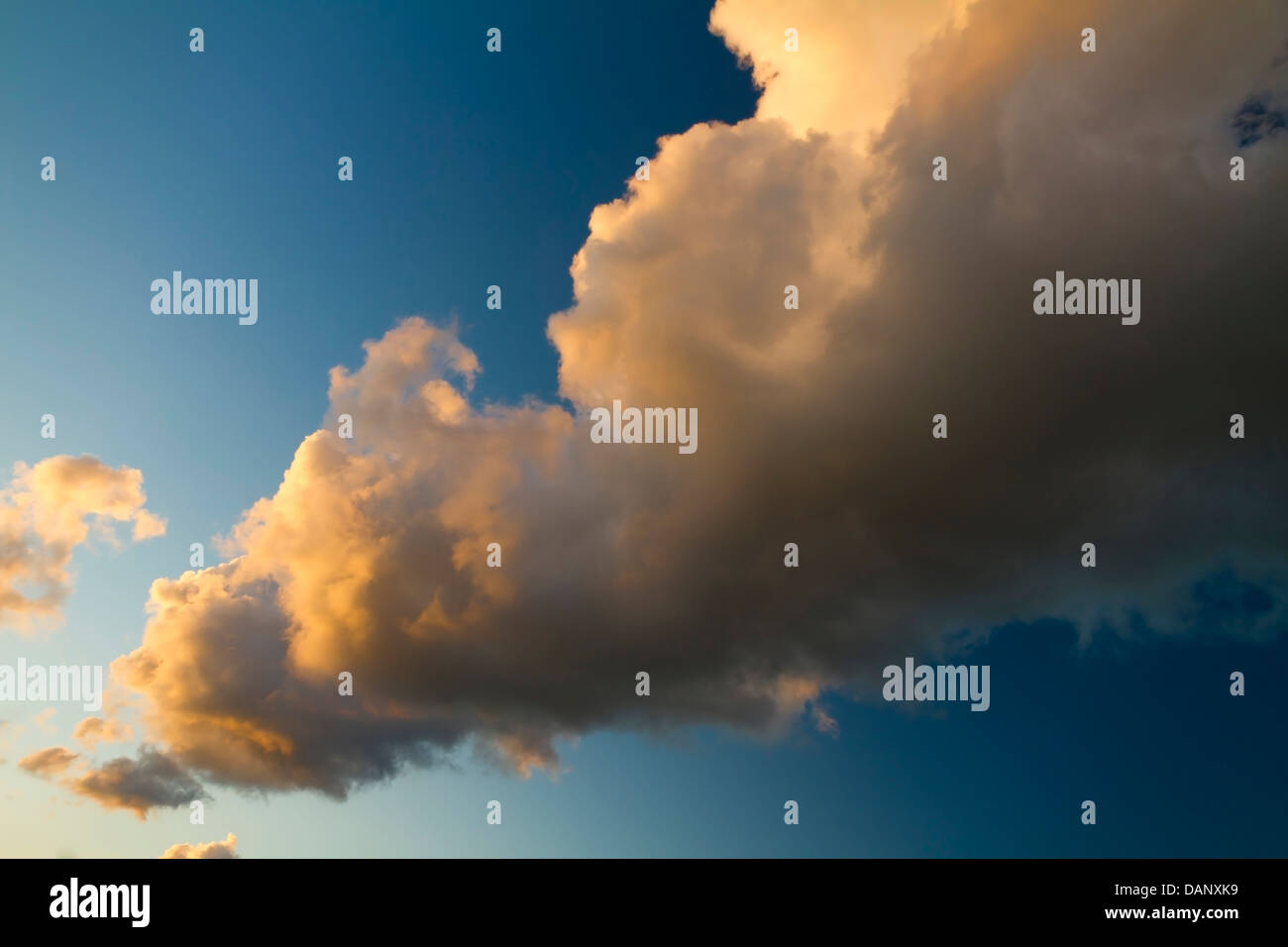 Diagonal cloud formation hi-res stock photography and images - Alamy