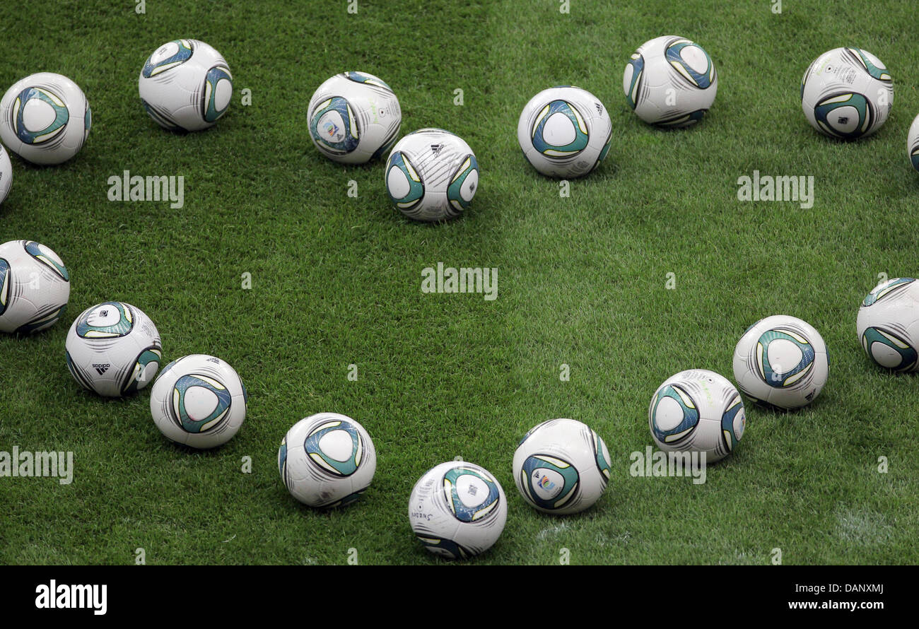 Match balls on the pitch hi-res stock photography and images - Alamy
