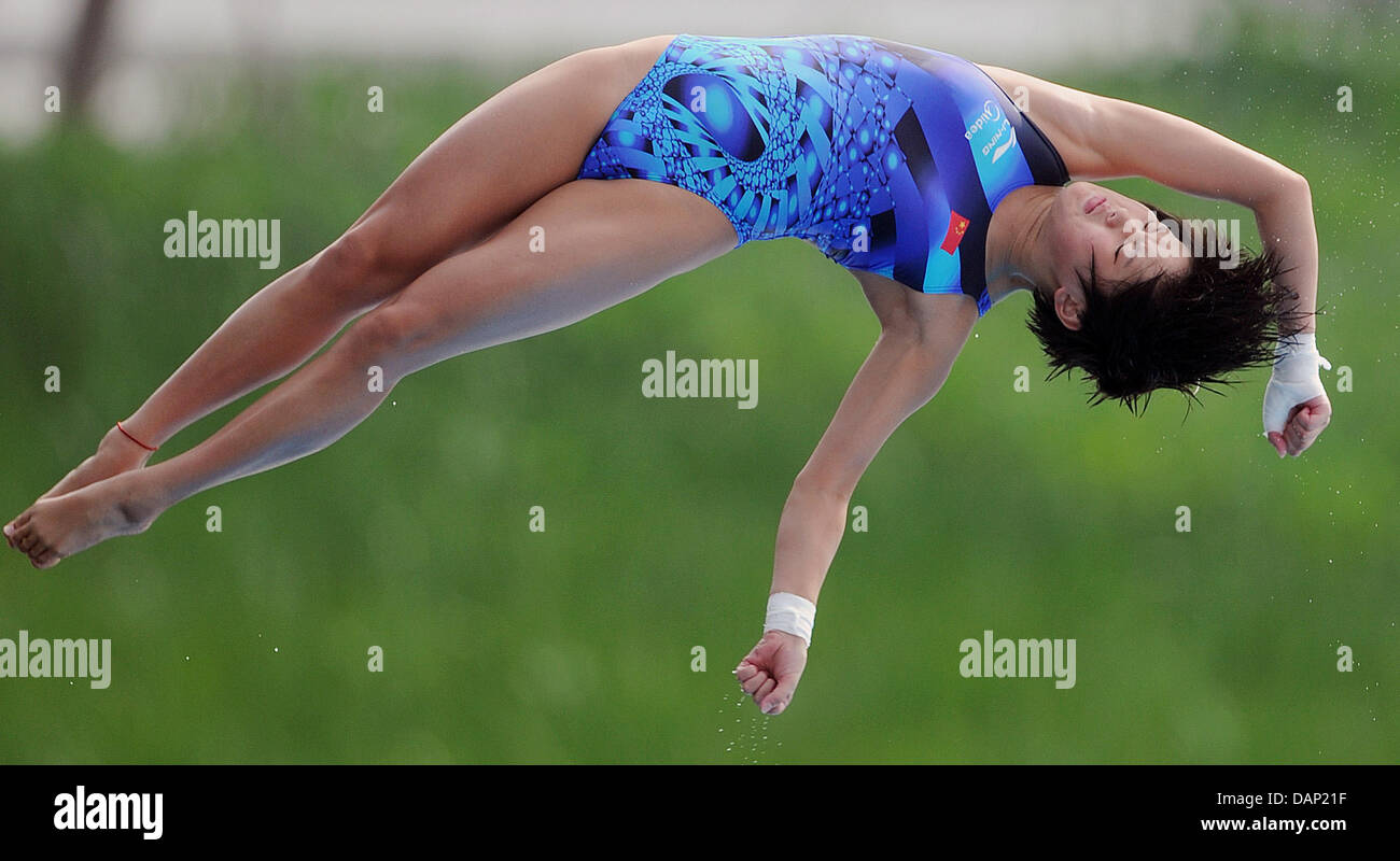 China's Hu Yadan performs during the women's 10m platform semi final at ...