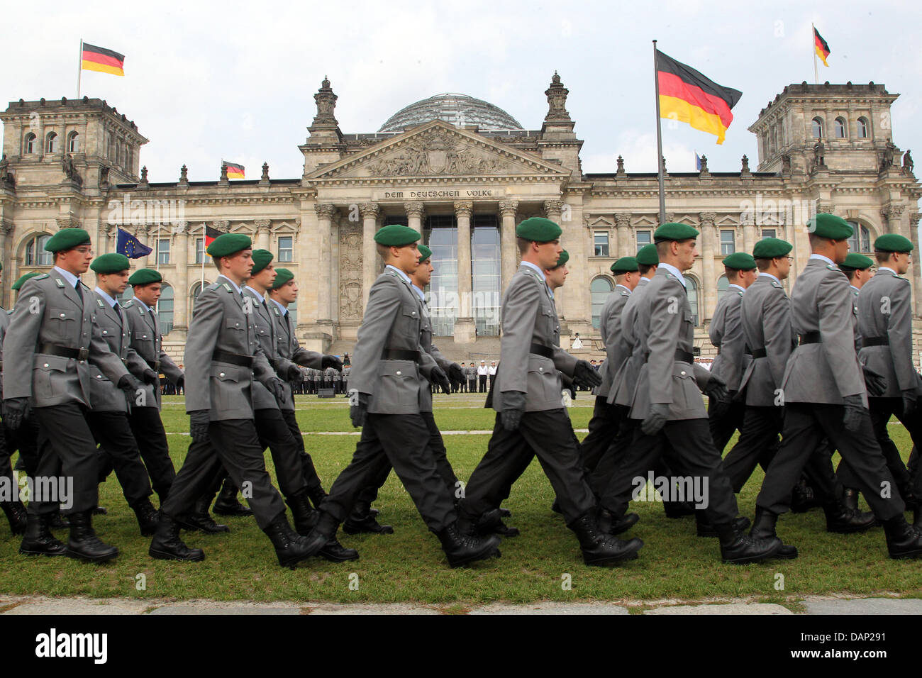 Recruits of the German Bundeswehr march in front of the German ...