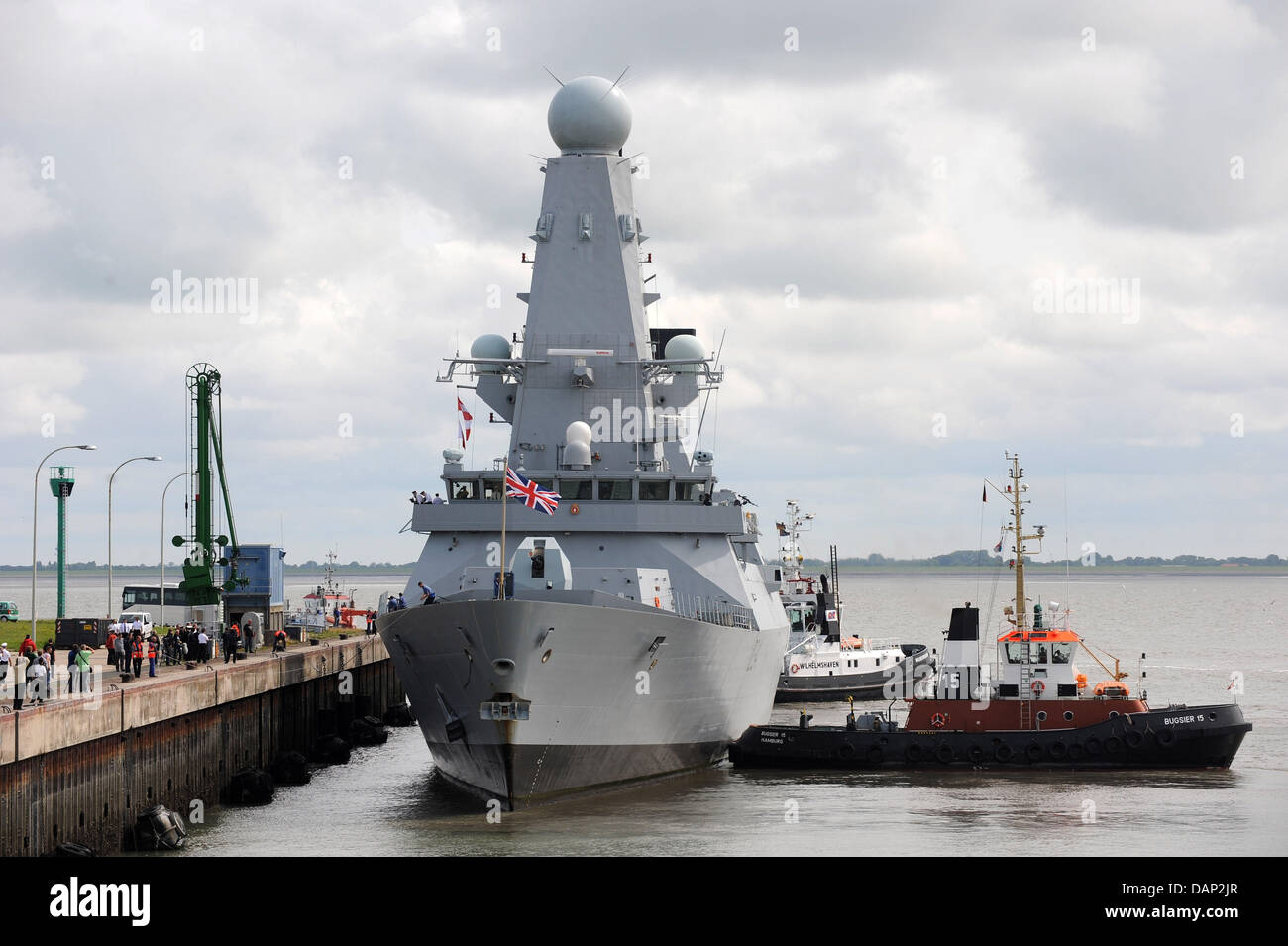 The new tanker of the Royal Navy 'HMS Diamond' runs into the naval base ...