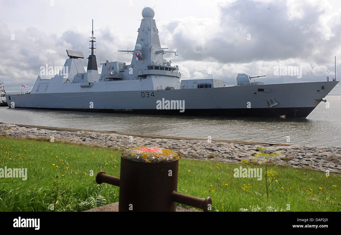 The new tanker of the Royal Navy 'HMS Diamond' runs into the naval base ...
