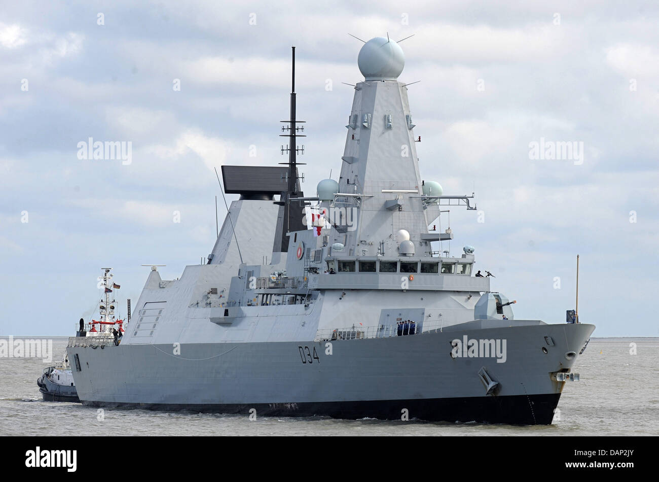 The new tanker of the Royal Navy 'HMS Diamond' runs into the naval base ...