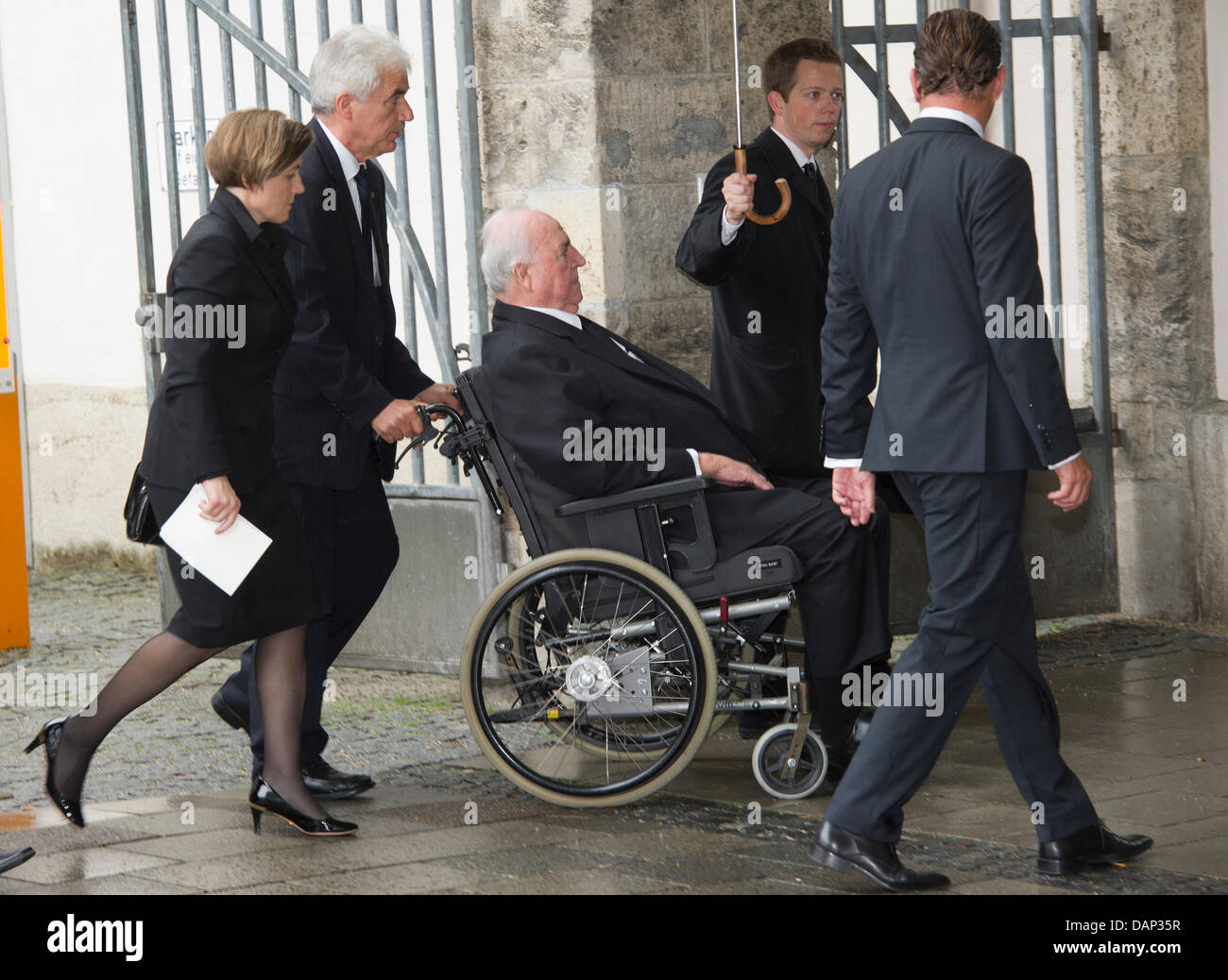 Former Chancellor Helmut Kohl (C), his wife Maike Kohl-Richter (R) and ...