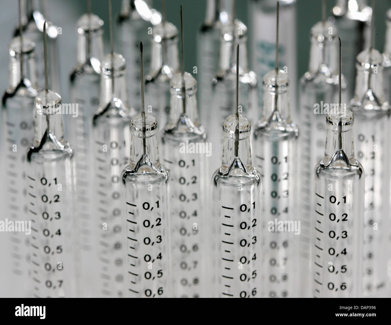(dpa file) - A file picture dated 03 June 2007 shows syringes of the ...