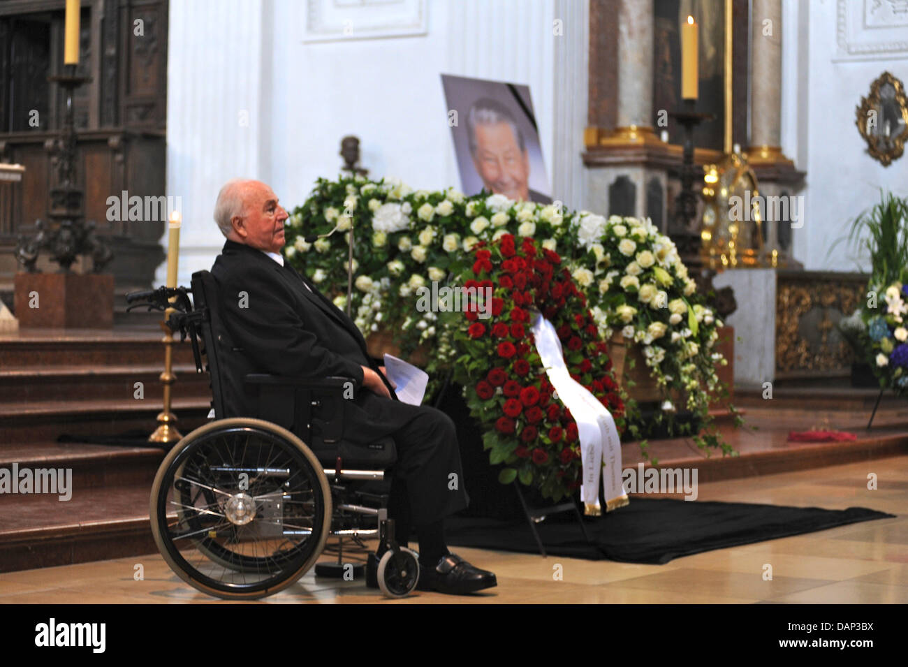 Former Chancellor Helmut Kohl speaks during the funeral service for Leo ...