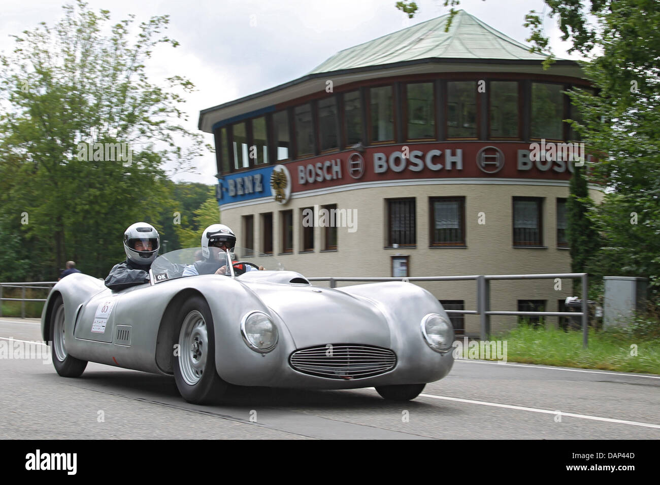 A Großer Werkmeister from 1952 drives on the former racing track ...
