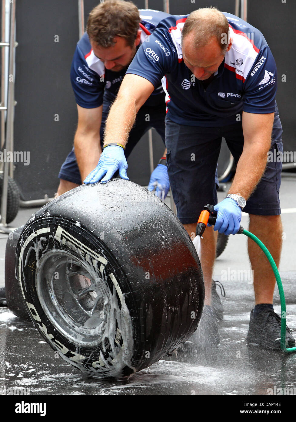 Williams f1 mechanics hi-res stock photography and images - Alamy