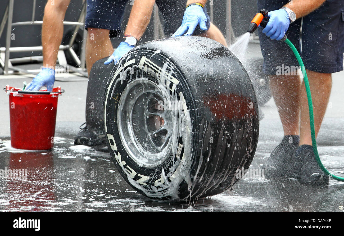 Williams f1 mechanics hi-res stock photography and images - Alamy