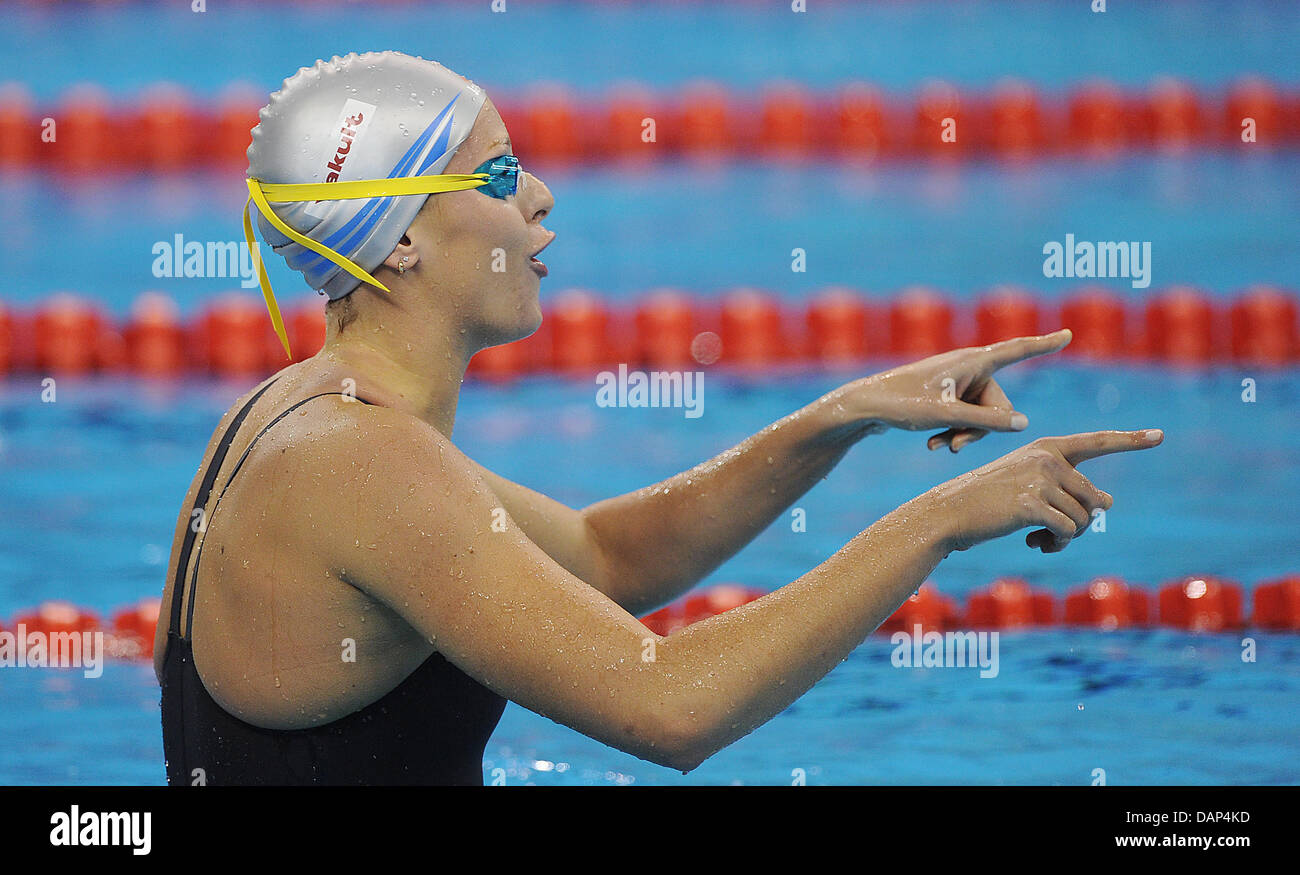 Swimmer Federica Pellegrini of Italy reacts after winning women's 400m ...