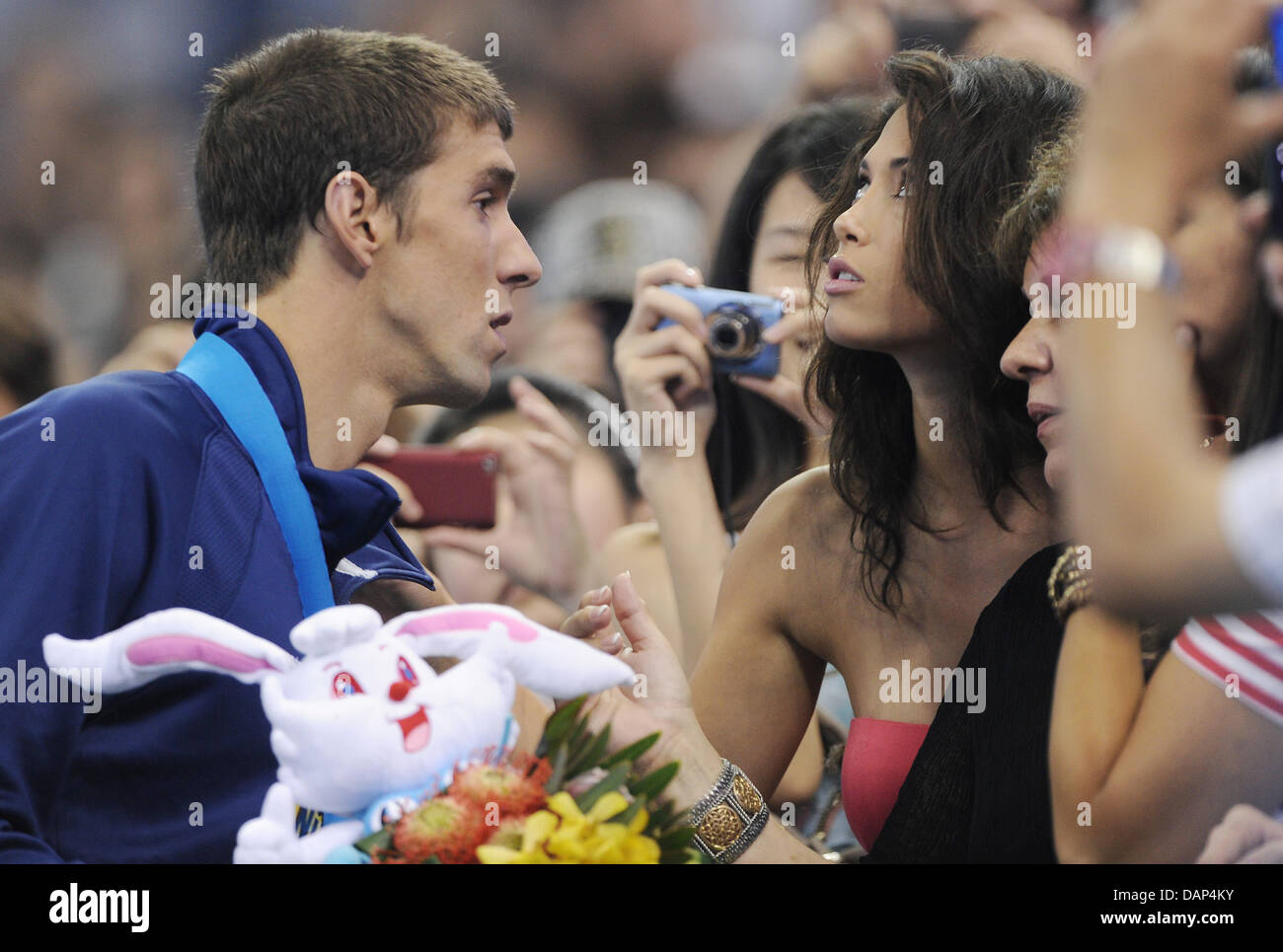 Swimmer Michael Phelps of USA receives a kiss from his girlfriend ...