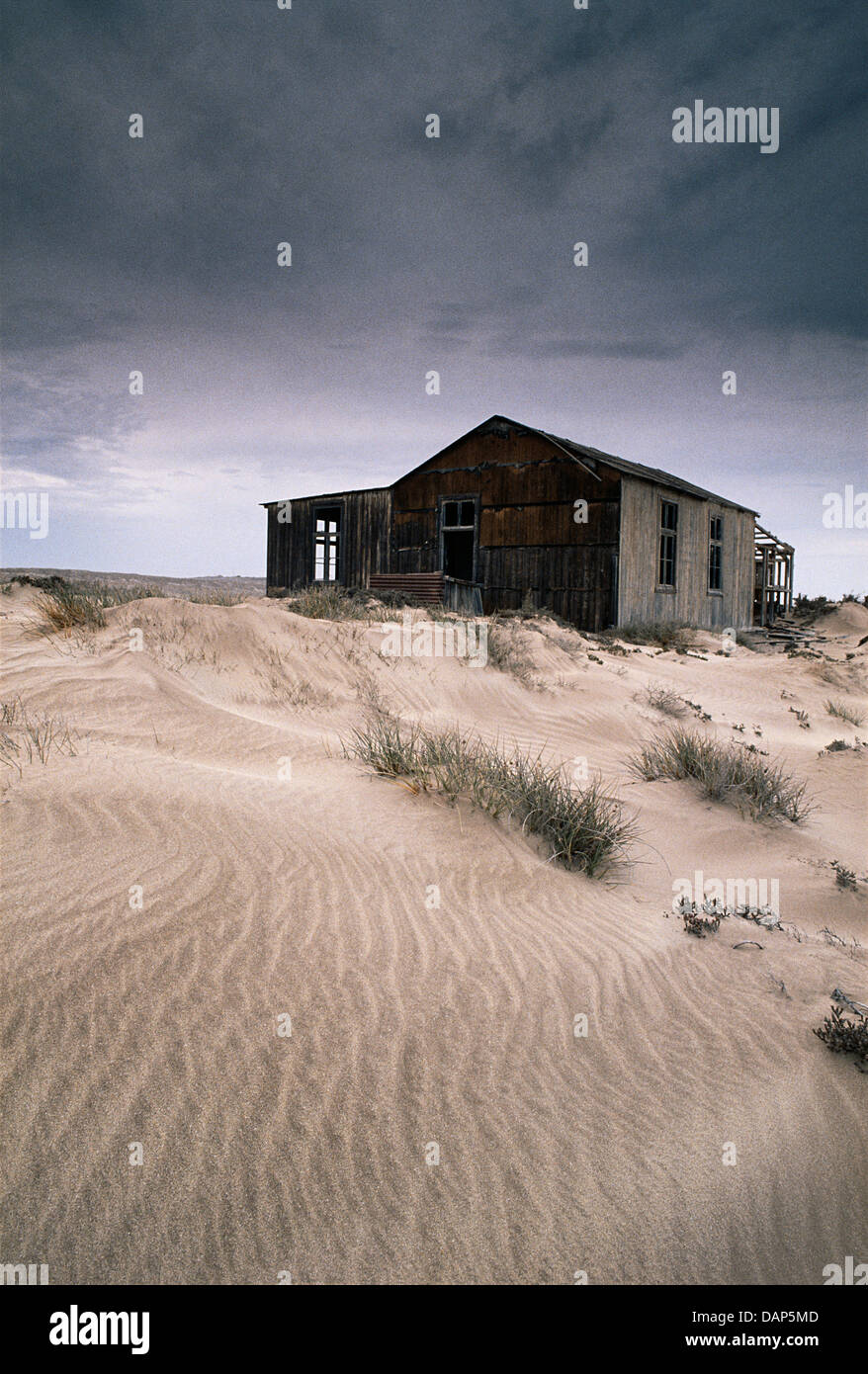 Old abandoned house in desert hi-res stock photography and images - Alamy