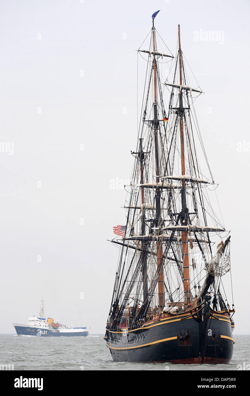 The three-master capital sailing-vessel 'Bounty' passes the main ...