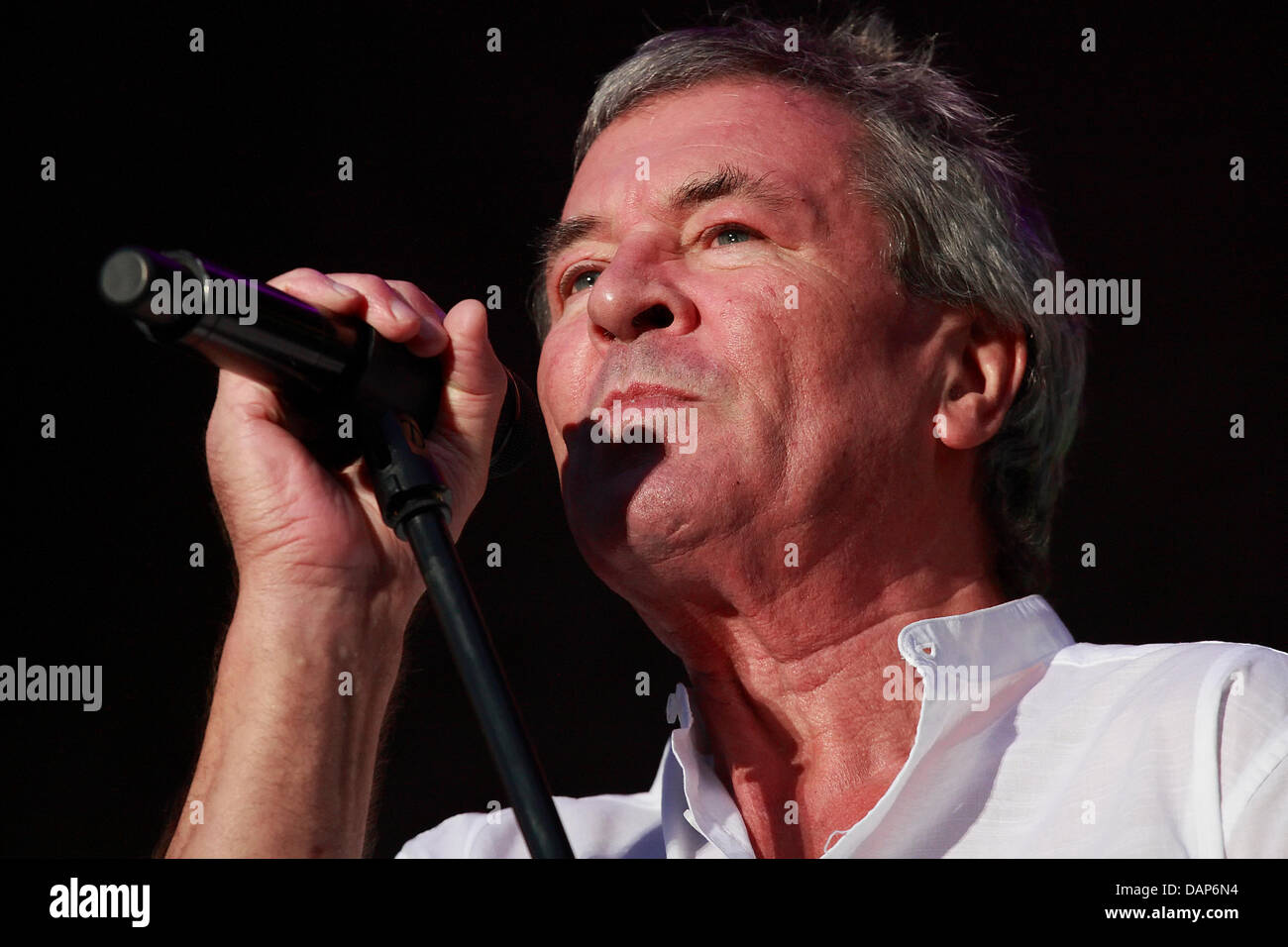 Singer Ian Gillian and his band Deep Purple perform with the New ...